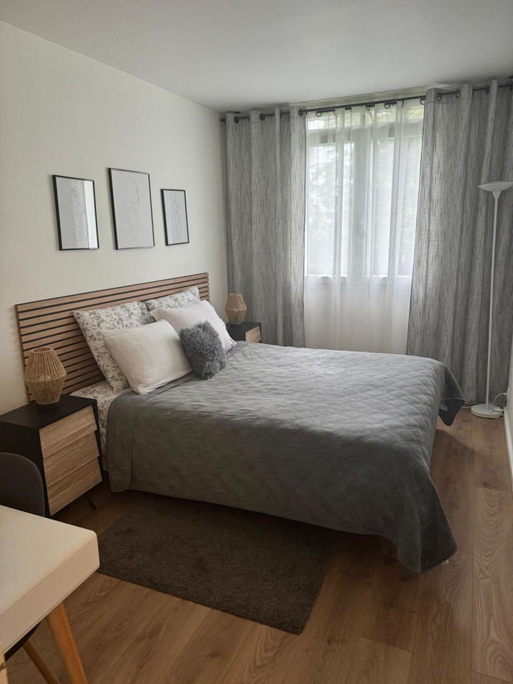 Une Chambre Dans Un Appartement - Massy