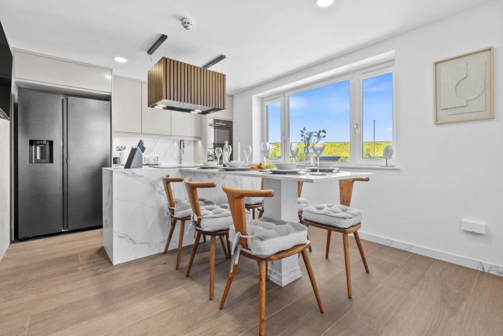 Luxury 3 Bed Modern Design Home Guildford, Chic Spacious Design - Sleeps 8, Free Parking! Pet Friendly, Great For Groups- By Blue Puffin Stays - Guildford