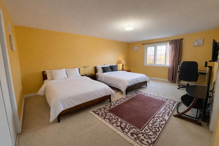 Spacious 2-queen Bed Suite With Private Bath, Tv, Mini Fridge & Walk-in Closet In Brampton Shared Home - 4 Baths, Full Kitchen, Wifi, Laundry & Deck - Near Go Station, Great For Groups! - Ontario