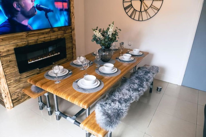 4 Bedroom - Sleep 9 Home In Cheadle Staffordshire - Alton Towers Polar Express Dimmingsdale Peak District Trentham Gardens Water World - Cheshire