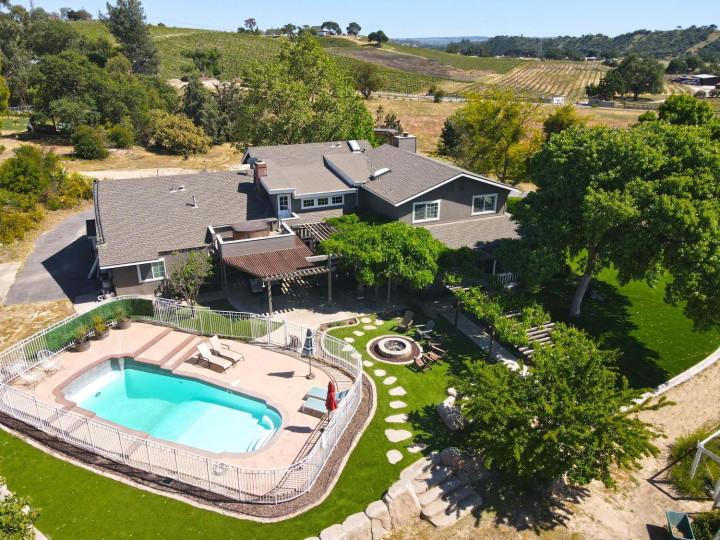 The Vineyard Farmhouse Villa - Paso Robles, CA