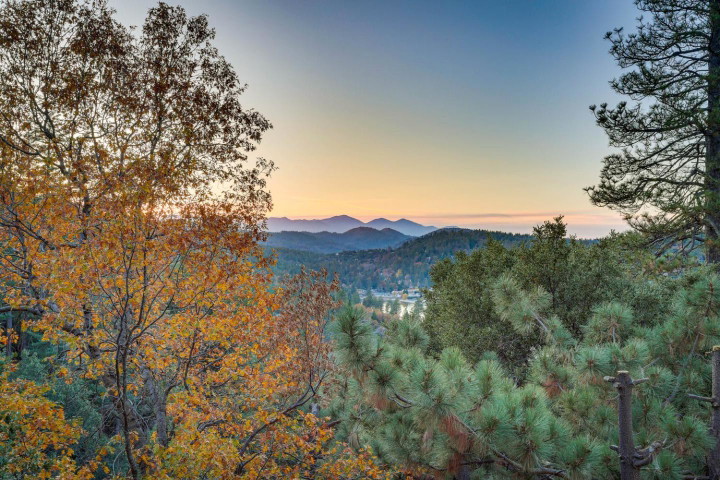 Crestline Cabin: Mountain Views & Fire Pit! - Crestline, CA