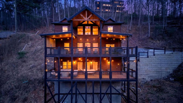 Family Cabin Retreat, Hot Tub, Decks & Fire Pit - Gatlinburg, TN