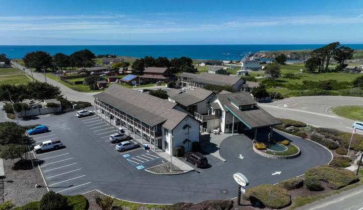Emerald Dolphin Inn & Mini Golf - Fort Bragg, CA