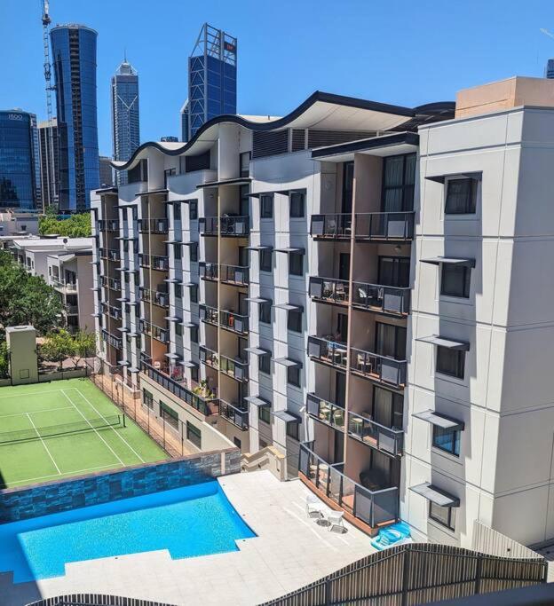 City & Lakeside With Free Secure Allocated Parking, Pool, Gym & Tennis Court, Only 15 Mins Walk Into The City - Perth