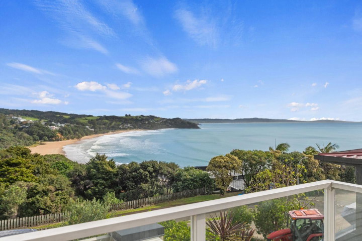 Spa And Surf Retreat - Langs Beach Holiday Home - Mangawhai