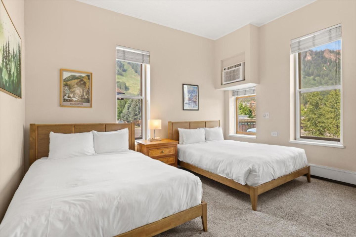 Independence Square 213, Spacious Hotel Room With 2 Queen Beds, Wet Bar, And Sitting Area - Aspen, CO