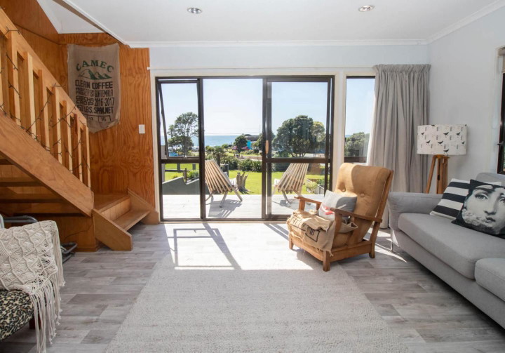 Aqua Vista On Arden - Beachfront Bach In Oakura - New Zealand