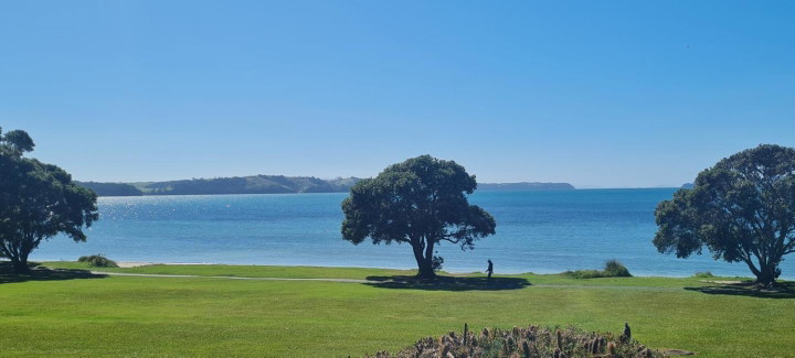 Waterfront Charm - Snells Beach Holiday Home - Matakana