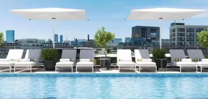 Central 2br Boston Pool Views Near Public Garden - New England Aquarium, Boston