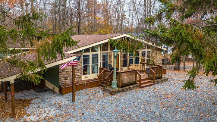 The Fairway Lodge Game Room Fire Pit Tee Tim - Lake Wallenpaupack, PA