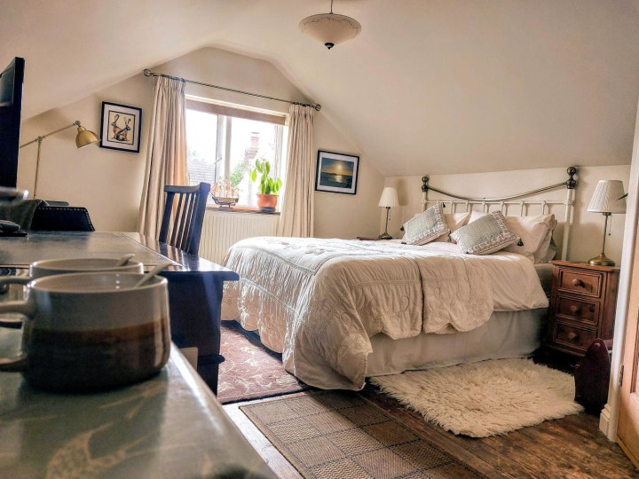 West Wing At The Swallows - Kingsize Ensuite Bedroom And Private Garden - Llanelli