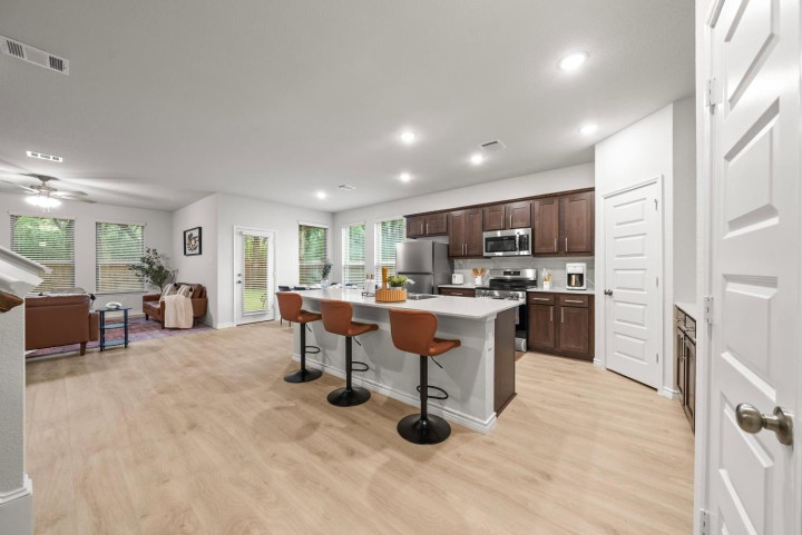Luxurious 4 Bed Duplex Getaway! - Denton, TX