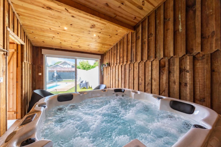 Villa Familiale Avec Jacuzzi Et Salle De Jeux - Bazas
