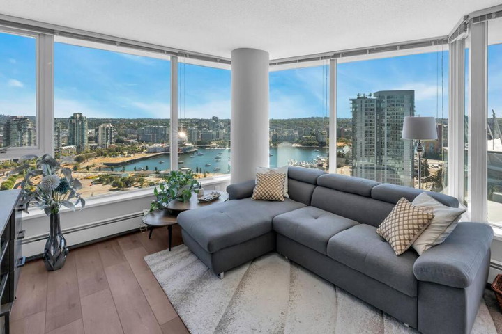Spacious Dt 2-bdr High-rise With View, Pool, Gym - West Vancouver