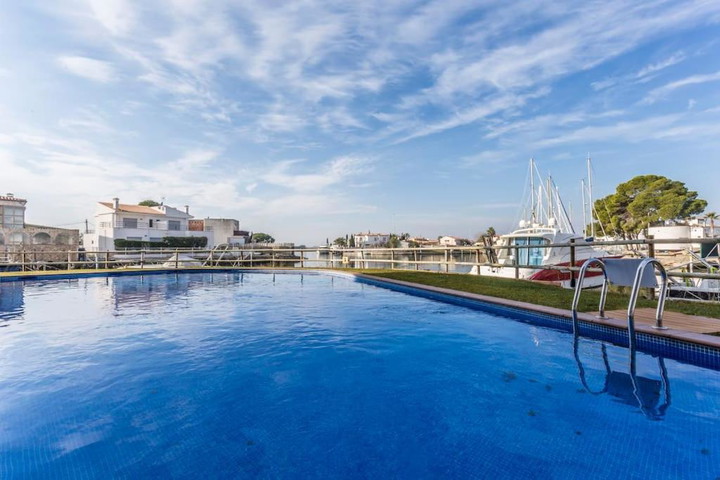 Piso De 2 Habitaciones, 3 Piscinas Y Cerca Del Mar - Roses