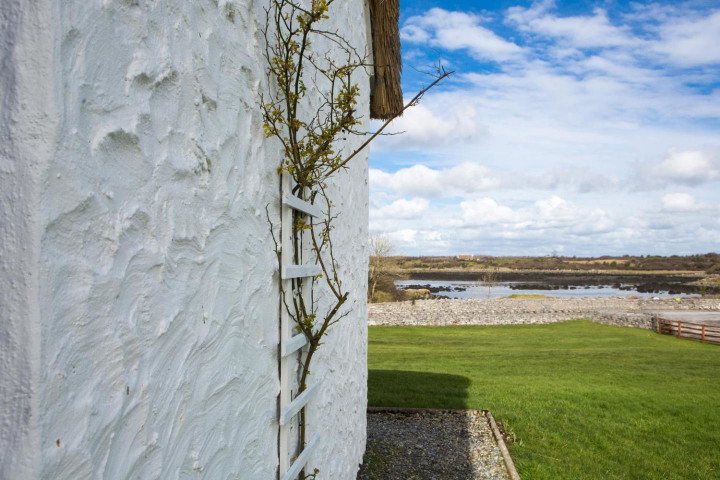 Dunguaire Thatched Cottages - County Clare