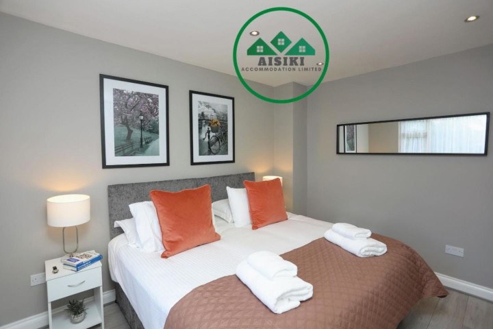 Aisiki Stays Apartments At Hillingdon, 3-bedroom & 2-bathroom, Pet-friendly House With Garden, King Or Twin Beds With Free Wi-fi And Parking Space - Hayes