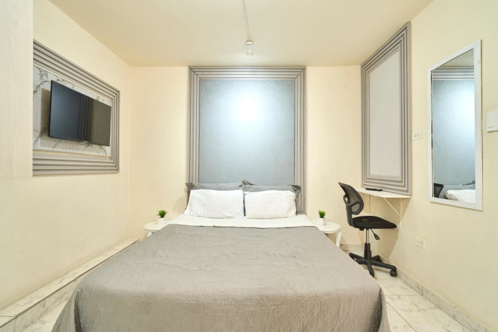 El Poblado Room #2 With Private Bathroom In Shared Apartment - Medellín, Colombia