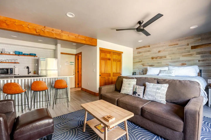 Der Steiermark Unit 108 - Cozy King Studio Off Main St & Peak 9 Base W Ac, Balcony, Shared Hot Tub & Free Parking - No Fireplace - Breckenridge, CO