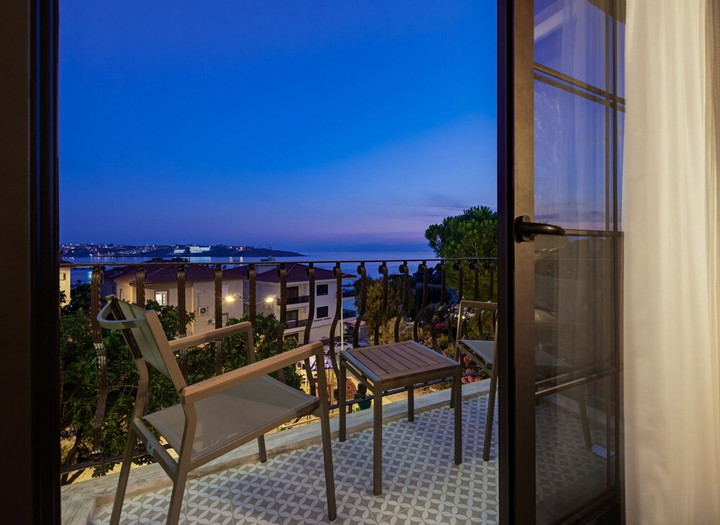 Atrium Taş Otel - Чешме