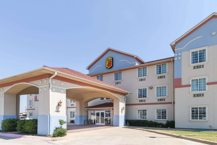 Super 8 By Wyndham Alvarado - Joshua, TX