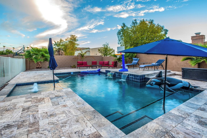 Group Getaway W/ Pool & Putting Green In Glendale - Phoenix, AZ
