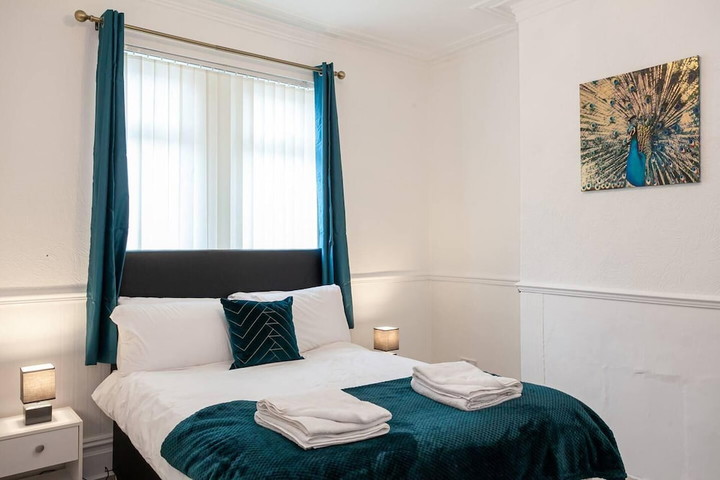 4 Bed House, Sleeps 9, Free Parking - Stoke-on-Trent