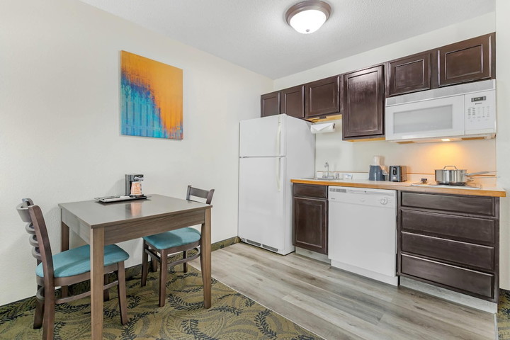 Mainstay Suites Madison Airport - Madison, WI