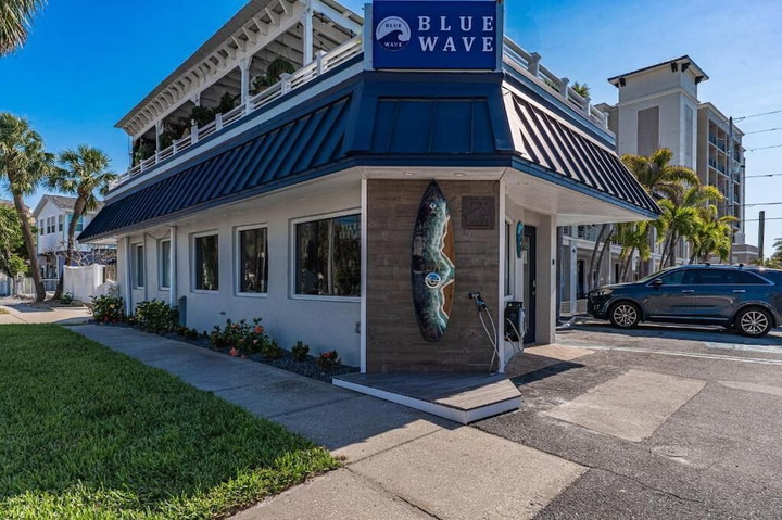 Blue Wave Suites - Largo, FL