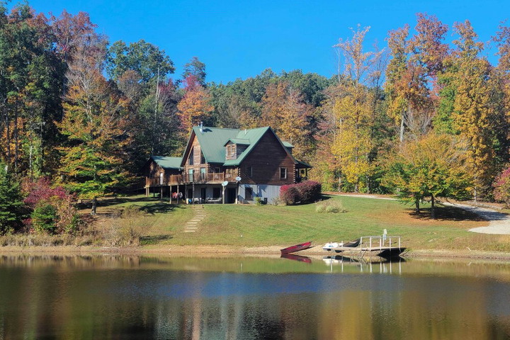 Autumn Cabin Retreat: Private Lake & Fire Pits - Austin, IN