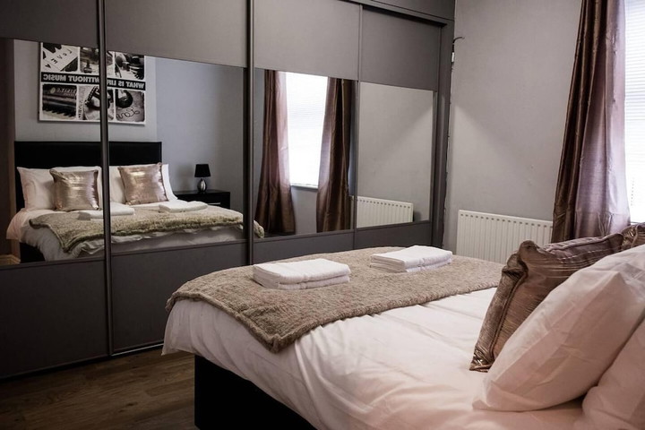 4 Bed House, Sleeps 9, Free Parking - Stoke-on-Trent