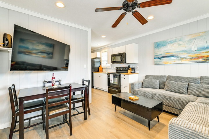 Waterfront Living & Resort Perks! Lake Norman Stay - North Carolina