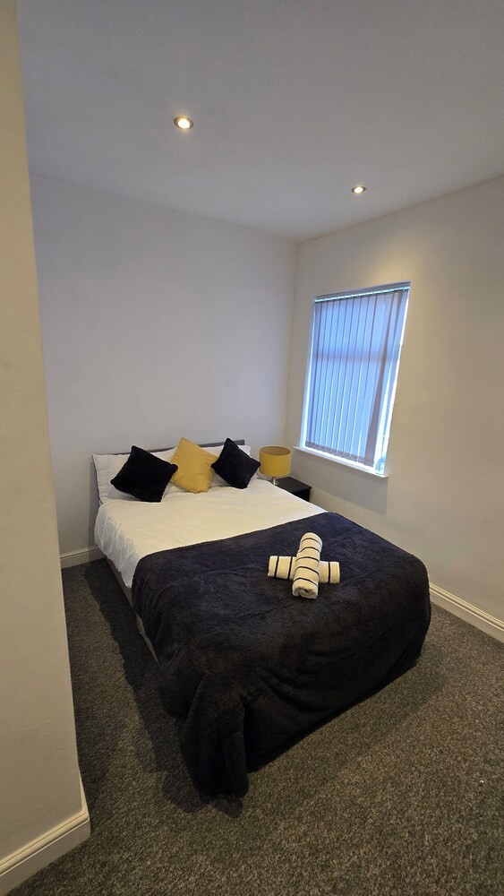 4 Bedroom House All En-suite Rooms. - Stoke-on-Trent