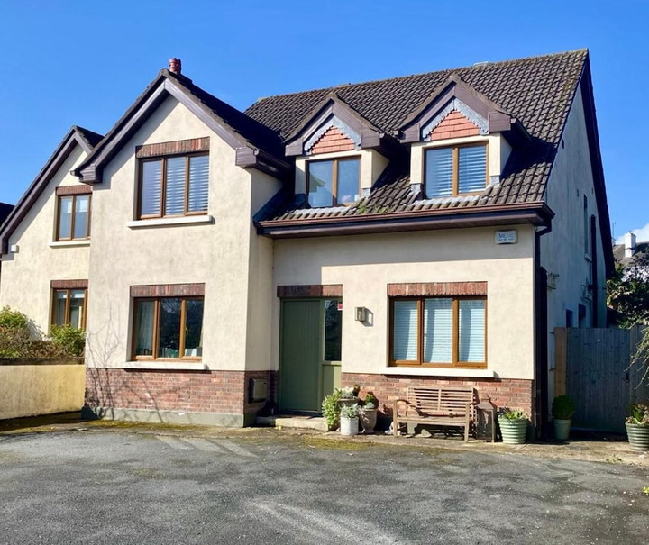 4 Bed House - Sleeps 8 - Pets - Parking - Wifi - Greystones