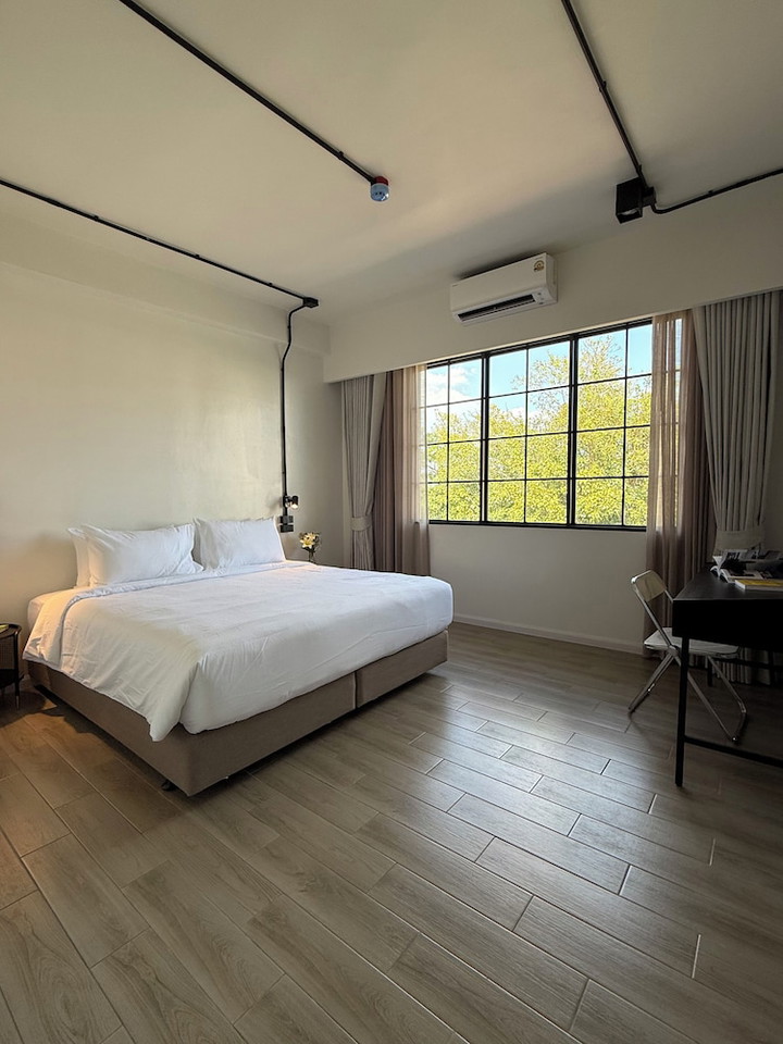 Holmes Pranakorn - Bangkok