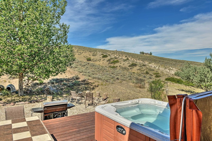 Exquisite Log Home With Lander Valley Views! - Lander, WY