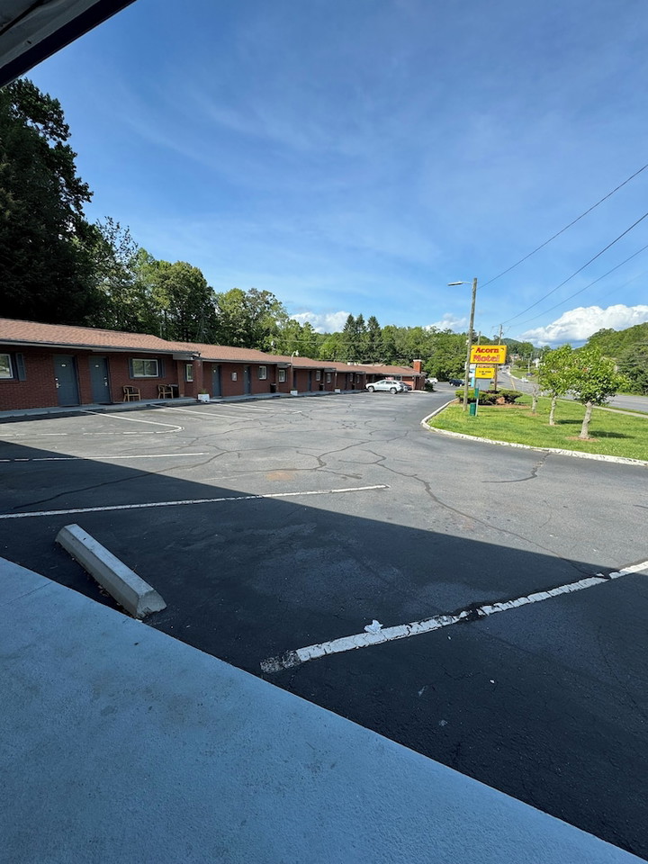Acorn Motel - Black Mountain, NC