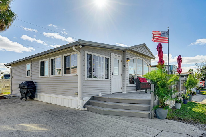 Deck & Resort Perks: Home 3 Mi To Fort Myers Beach - Fort Myers Beach, FL