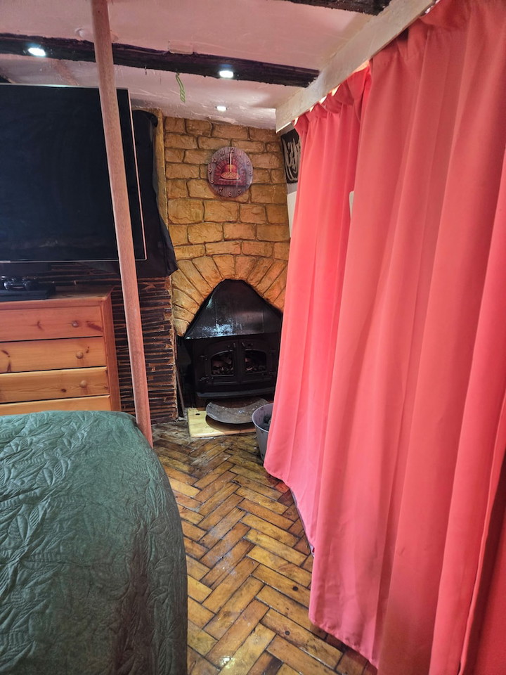 Unique Houseboat Retreat For 4 With Cafe - London, UK