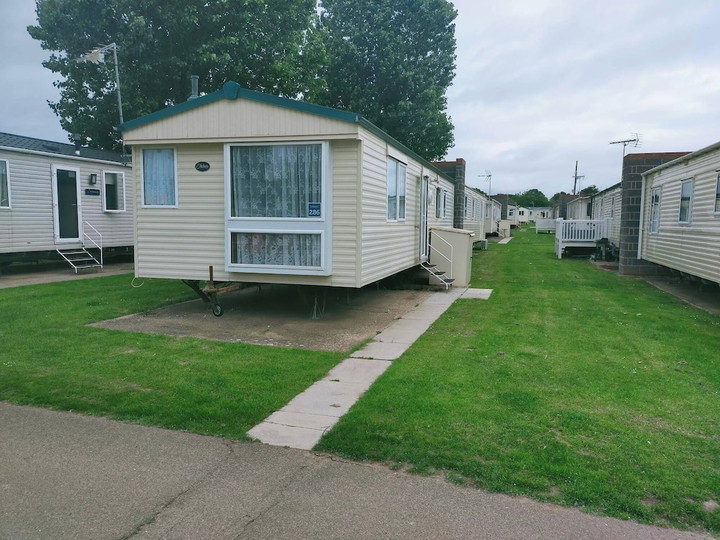Holiday Park Home Sleeps 4 - Dogs Welcome - Pool - Essex