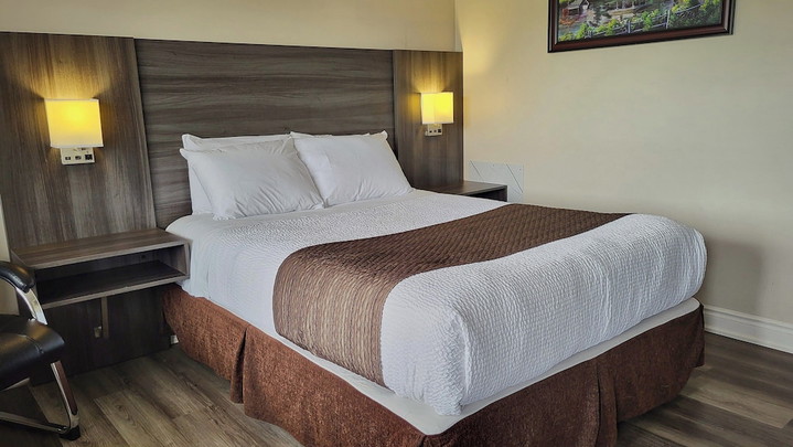 Maple Leaf Inn & Suites - Ontario