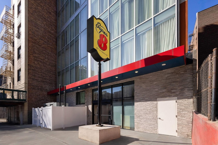 Super 8 By Wyndham Bronx Near Stadium - The Bronx, NY