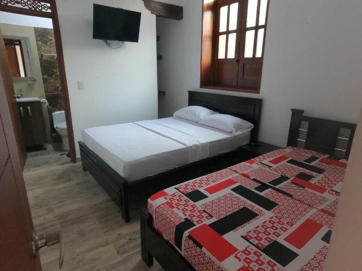 Hotel Colonial A 100 Mts De La Basilica - Buga