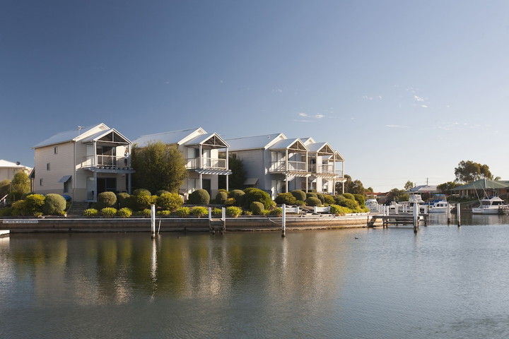 Captains Cove Waterfront Resort - Victoria