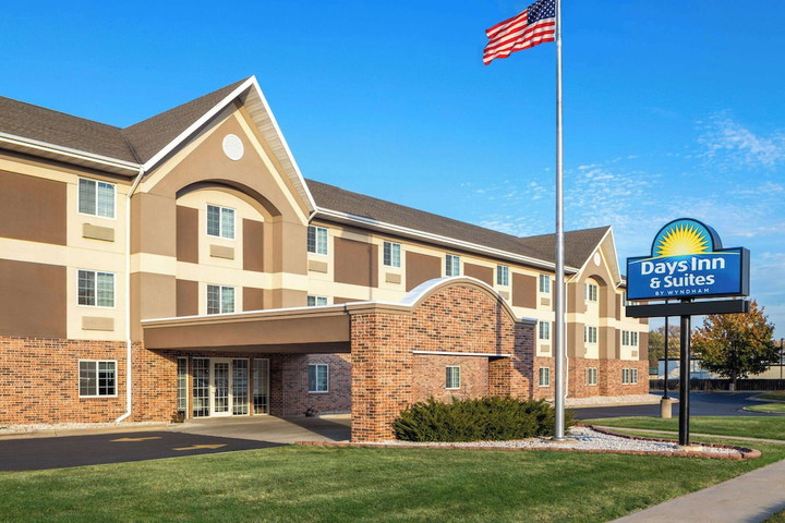 Days Inn & Suites By Wyndham Green Bay Wi. - Green Bay, WI