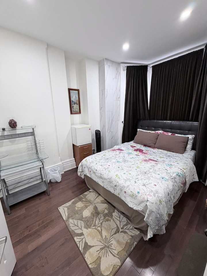 Comfy Guest House - Toronto, ON