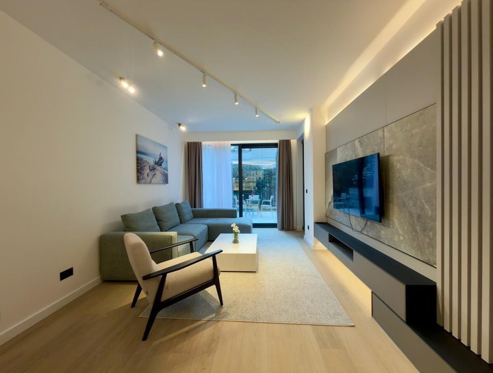 Poolside Central Apartment - Budva