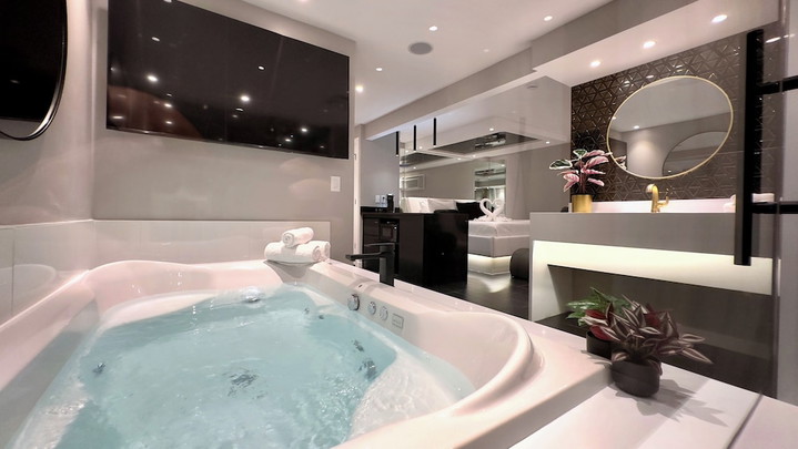 Sybaris Pool Suites - Brookfield, IL