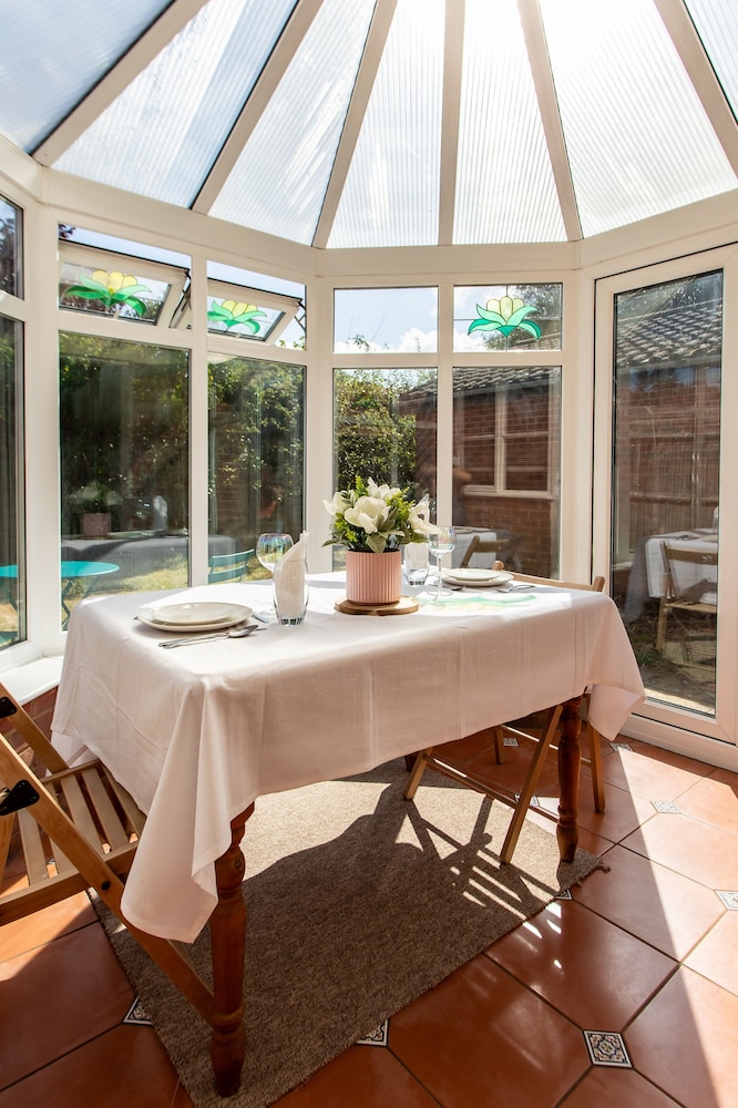 Cosy Homely House With Conservatory And Garden - Staines-upon-Thames